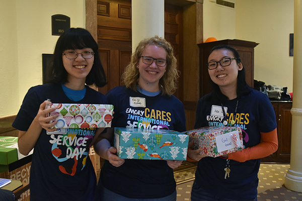 Volunteers help others with Emory Cares at Oxford | Emory University ...